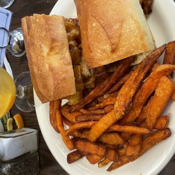 CLOVERLEAF TAVERN - Updated July 2024 - 1013 Photos & 1005 Reviews ...