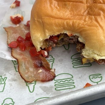 SHAKE SHACK DOWNTOWN INDIANAPOLIS - Updated December 2025 - 102 Photos ...