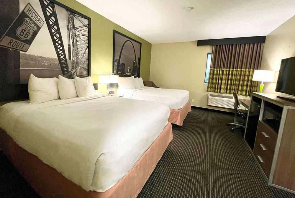 SUPER 8 BY WYNDHAM ST CHARLES - Updated 05/2025 - 27 Photos & 12 ...