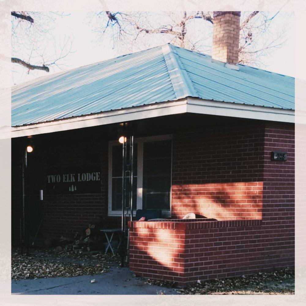 TWO ELK LODGE - Updated September 2025 - 13 Photos - 208 James Ave ...