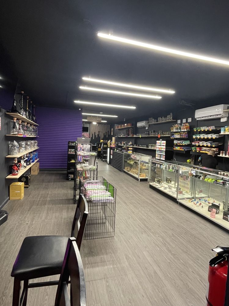 MAGIC MIST SMOKE SHOP - Updated December 2025 - 284-286 E Hamilton St ...