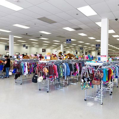 GOODWILL THRIFT STORE & DONATION CENTER - PEARLAND PLAZA - Updated June ...