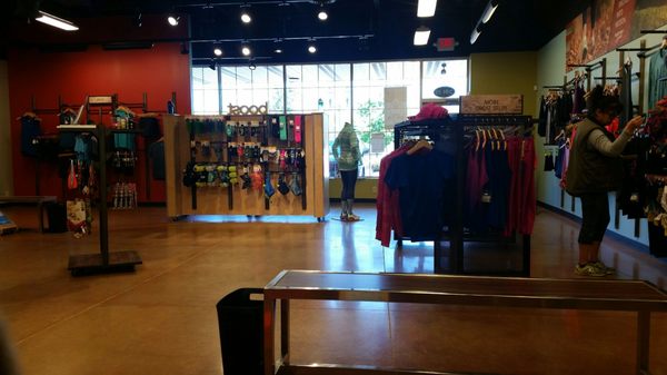 FLEET FEET - Updated October 2025 - 36 Reviews - 26149 Detroit Rd ...