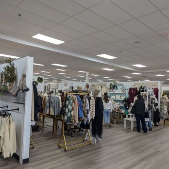 THE RUSTIC FOX - Updated December 2025 - 17 Photos - 570 S Schmale Rd ...