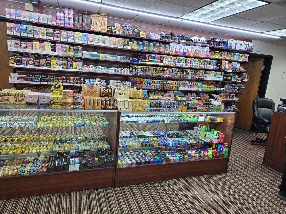 SMOKERS DEN - Updated December 2025 - 10 Photos - 615 West Black Horse ...