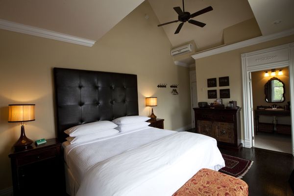 DICKSON STREET INN - Updated October 2025 - 20 Photos & 18 Reviews ...