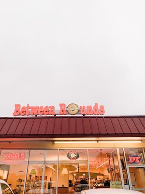 BETWEEN ROUNDS BAGEL DELI & BAKERY - Updated January 2025 - 100 Photos ...