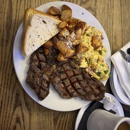 ASHBURN PUB - Updated June 2025 - 136 Photos & 205 Reviews - 44110 ...