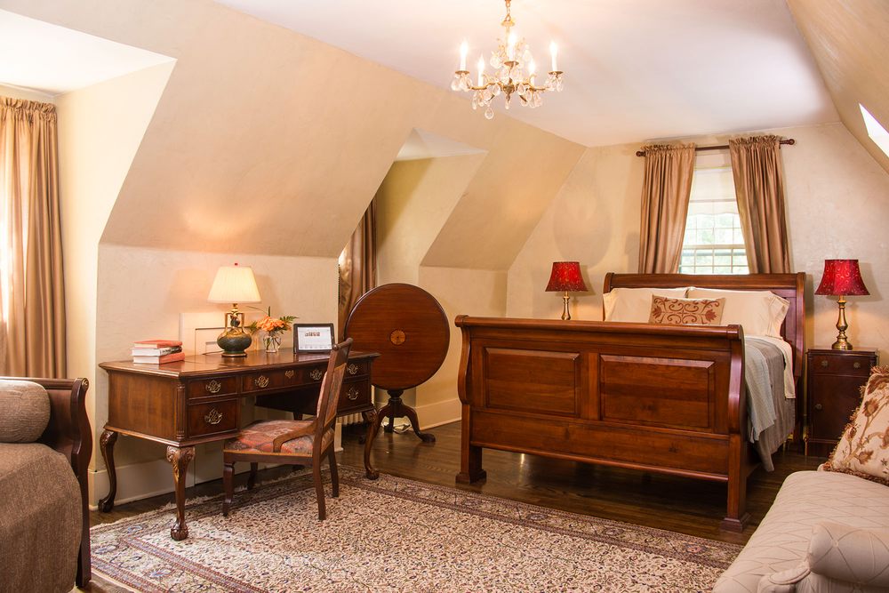 HILLBROOK INN - Updated February 2025 - 292 Photos & 112 Reviews - 4490 ...