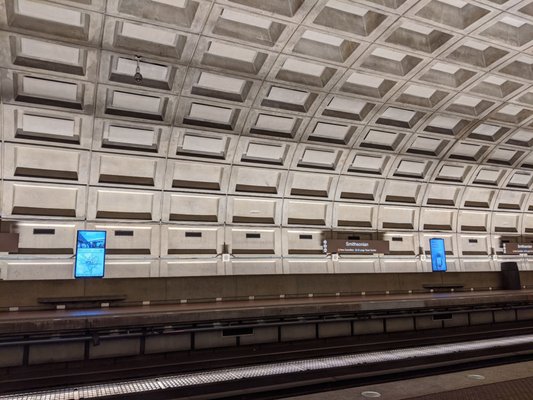 SMITHSONIAN METRO STATION - 42 Photos & 35 Reviews - Train Stations ...
