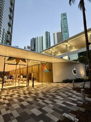 APPLE - Updated August 2025 - 17 Photos - 100 NE 8th St, Miami, Florida ...