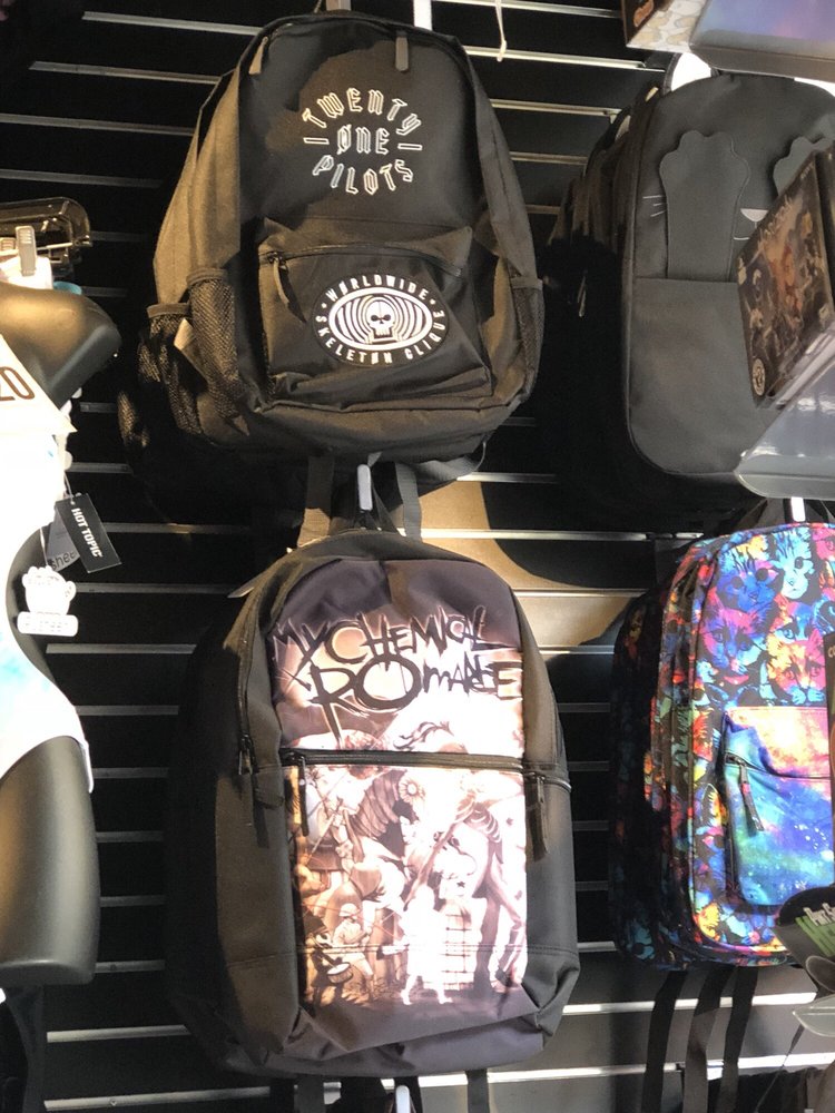 HOT TOPIC - Updated July 2025 - 200 Tanger Outlet Blvd, Pooler, Georgia ...