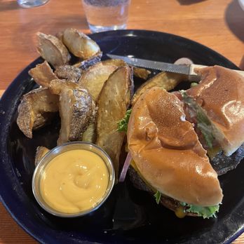 THE COMMONWEALTH - Updated January 2025 - 238 Photos & 326 Reviews - 10 ...