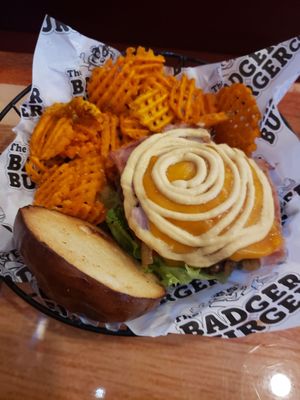 BADGER BURGER - OCONOMOWOC - 16 Photos & 17 Reviews - 1320 Pabst Farms ...
