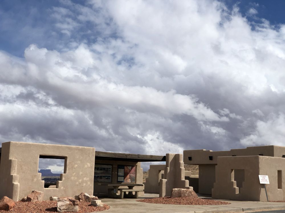 LONE ROCK - Updated August 2025 - 33 Photos - Lone Rock Road, Big Water ...