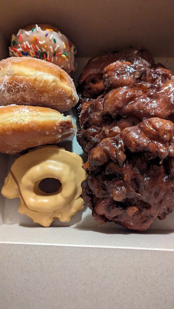 J & D DONUTS - Updated June 2024 - 28 Photos & 39 Reviews - 480 S ...