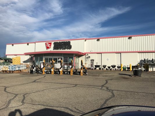 TRACTOR SUPPLY - Updated July 2025 - 3027 S Belt Hwy, Saint Joseph ...