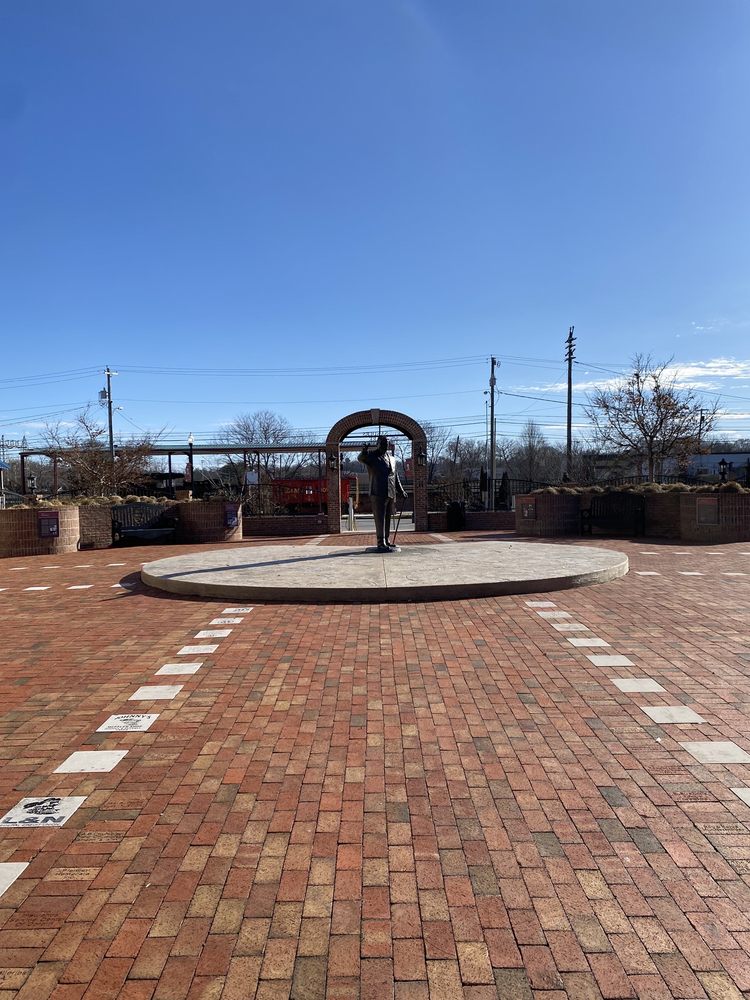 COLONEL SANDERS STATUE - Updated August 2025 - 201 S Main St, Corbin ...