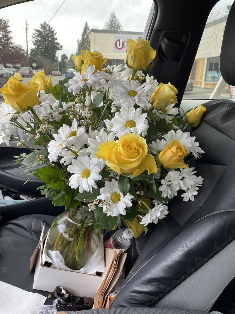 ROGUE FLORIST & GIFTS - Updated December 2025 - 21 Photos & 40 Reviews ...