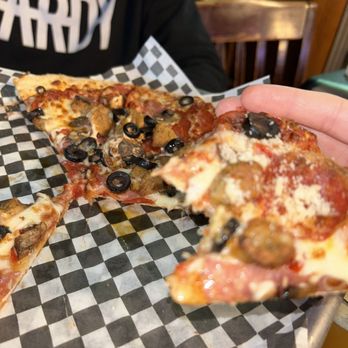 MCKAY’S TAPHOUSE & PIZZERIA - 164 Photos & 136 Reviews - 1118 E Maple ...