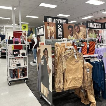 TARGET - Updated December 2025 - 370 Photos & 361 Reviews - 950 E 33rd ...