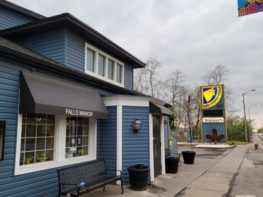 FALLS MANOR MOTEL & RESTAURANT - Updated August 2024 - 64 Photos & 54 ...