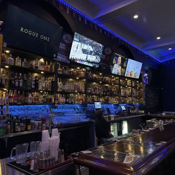 YETI SPORTS BAR & RESTAURANT - Updated August 2024 - 84 Photos & 61 ...