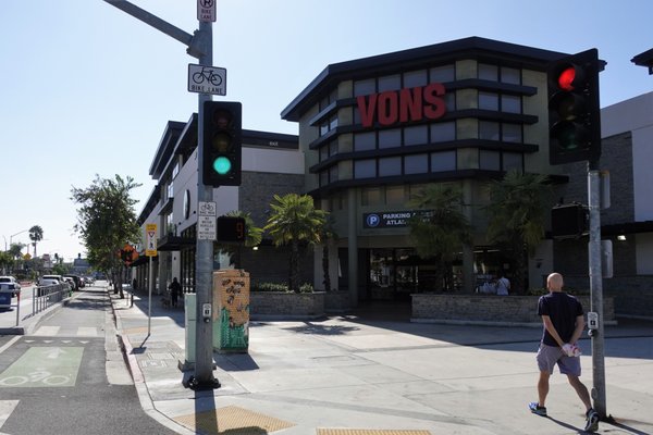 VONS - Updated May 2024 - 213 Photos & 334 Reviews - 600 E Broadway ...