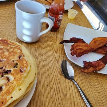 PAT DEES PUB & EATERY - Updated January 2026 - 21 Photos & 53 Reviews ...