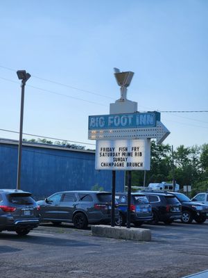 BIG FOOT INN - Updated November 2025 - 62 Photos & 124 Reviews - 11508 ...