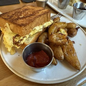 BIRDIE’S BARROOM AND KITCHEN - Updated January 2026 - 283 Photos & 143 ...