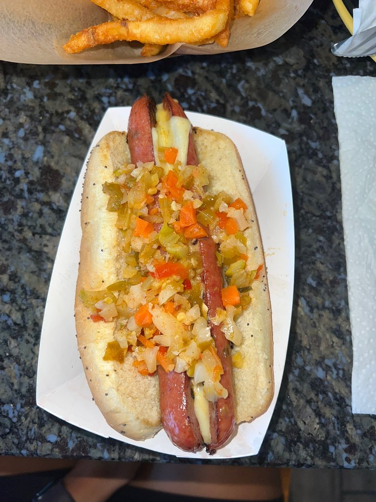 D’S SIX PACK & DOGS - Updated October 2025 - 42 Photos & 41 Reviews ...