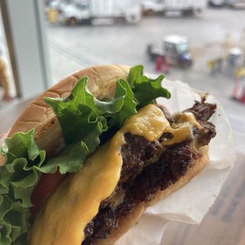 SHAKE SHACK - Updated March 2025 - 43 Photos & 28 Reviews - 6 Earhart ...