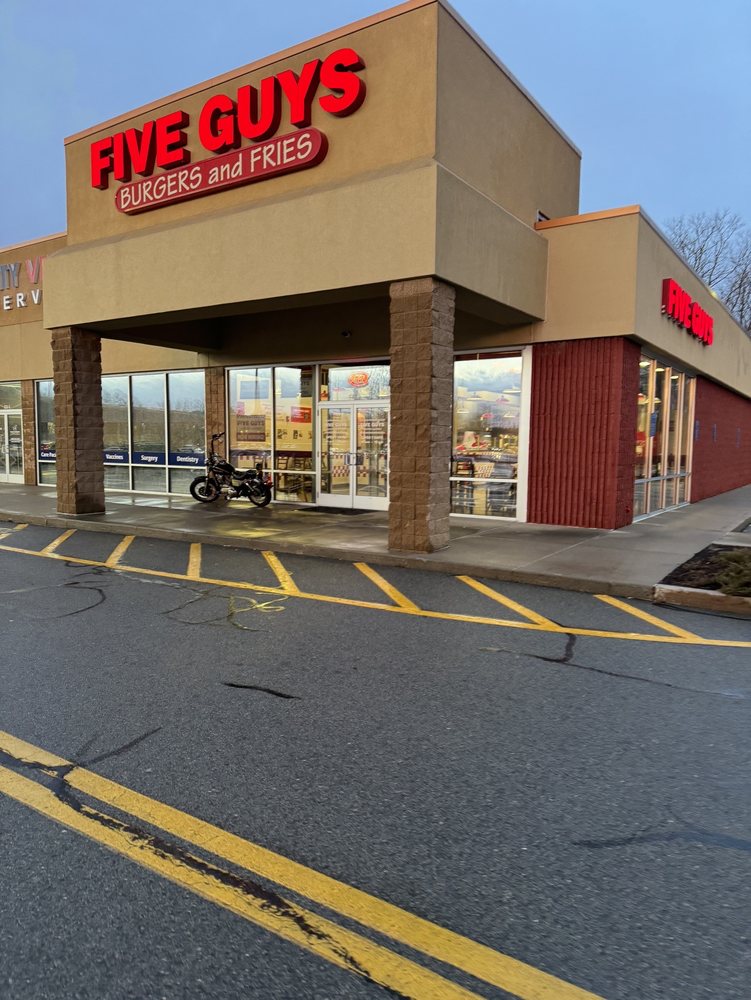 FIVE GUYS - Updated June 2024 - 37 Photos & 48 Reviews - 573 Grand Army ...