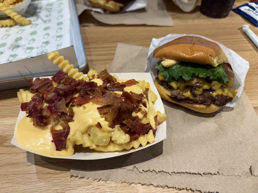 SHAKE SHACK NAPERVILLE - Updated April 2026 - 47 Photos & 48 Reviews ...
