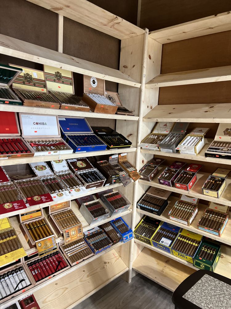 CLUTCH SMOKE SHOP - Updated May 2026 - 17 Photos - 6325 Sashabaw Rd ...