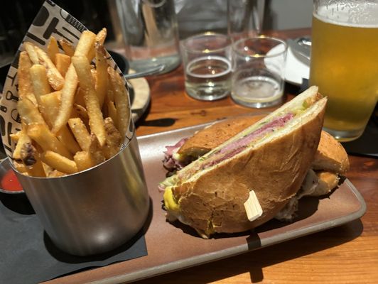 THE GOLDEN PIG - Updated October 2025 - 208 Photos & 237 Reviews ...