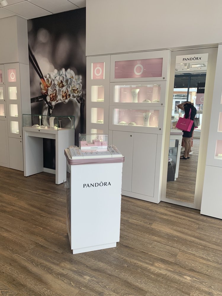PANDORA STORE - Updated October 2025 - 14 Photos - 109 N Michigan Ave ...