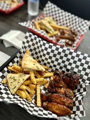 VALLEY WINGS - Updated January 2026 - 343 Photos & 470 Reviews - 1495 N ...