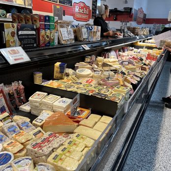 READING TERMINAL MARKET - Updated August 2024 - 7211 Photos & 6897 ...