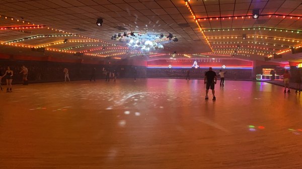 INTERSKATE ROLLER RINK - 108 Photos & 127 Reviews - Skating Rinks ...
