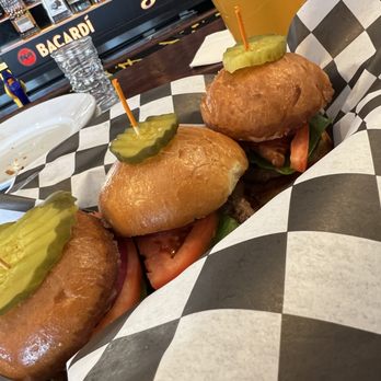 SIDELINES SPORTSBAR & GRILL - Updated October 2025 - 64 Photos & 182 ...