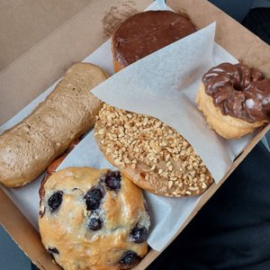 CHUCK’S DONUT SHOP - 328 Photos & 525 Reviews - 5335 NE 4th St, Renton ...