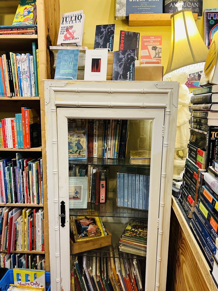 LAMPLIGHT BOOKS - Updated December 2025 - 35 Photos & 46 Reviews - 1514 ...