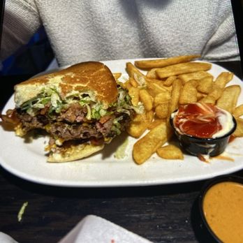 RED ROBIN GOURMET BURGERS AND BREWS - Updated April 2025 - 540 Photos ...