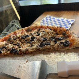 BOOTLEGGERS PIZZA PARLOR - Updated October 2025 - 190 Photos & 250 ...