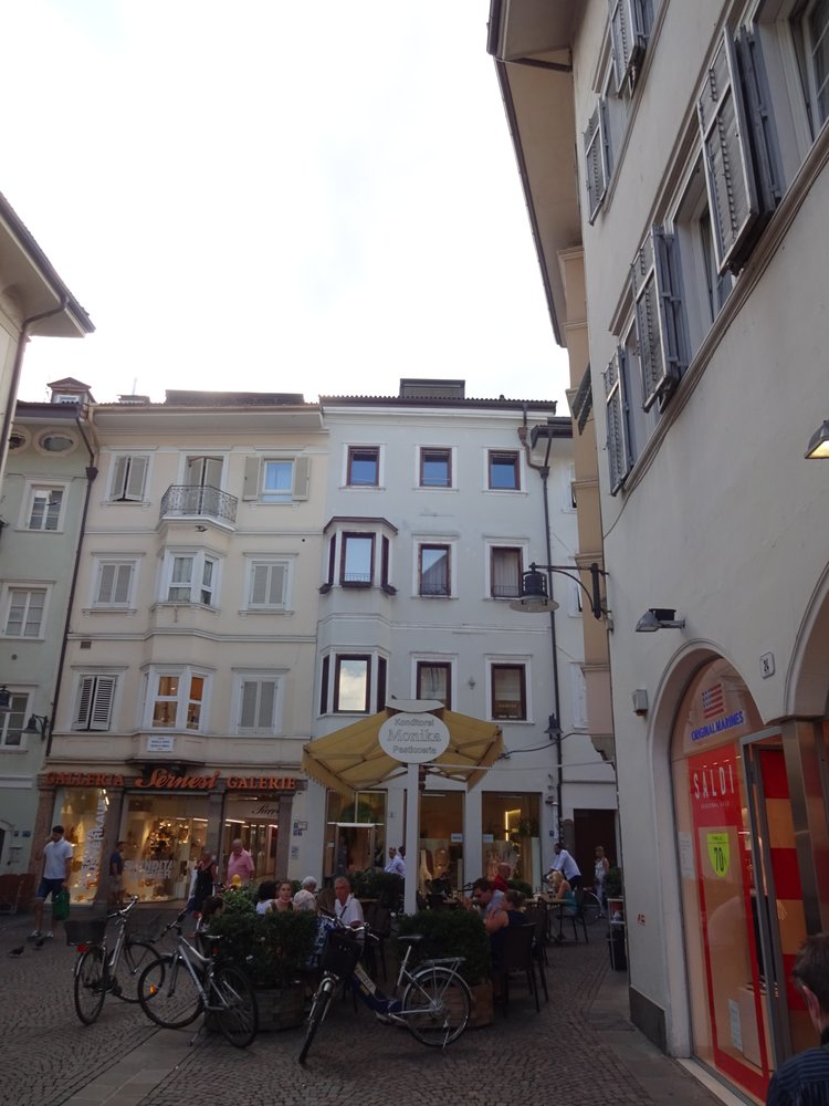 CAFFE’ PASTICCERIA MONIKA, CAFE’ KONDITOREI MONIKA - Via Goethe ...