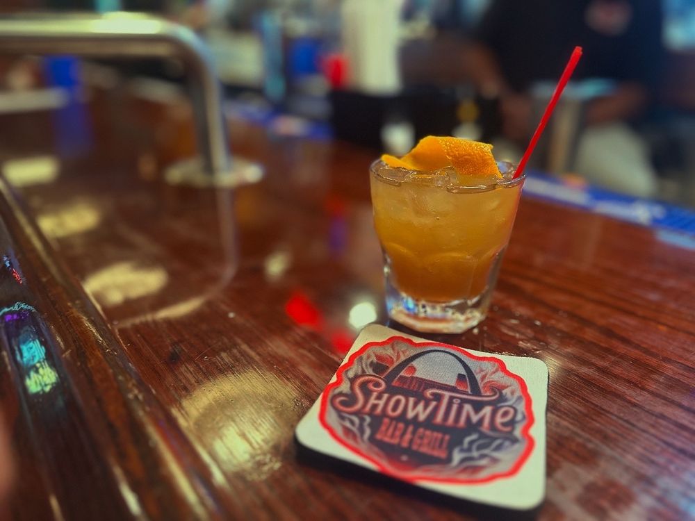 SHOWTIME BAR & GRILL - Updated October 2025 - 34 Photos - 4400 N ...