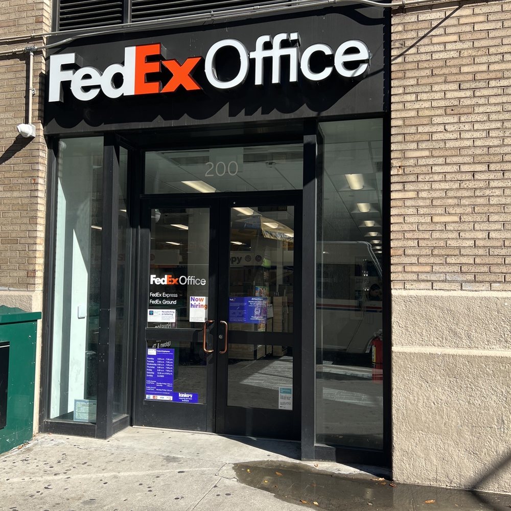 Fedex New York Fedex Office Store New York Hi Res Stock Photography