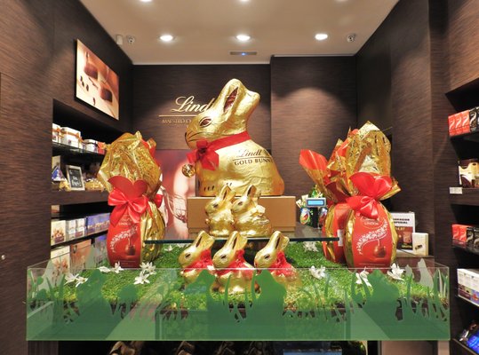 LINDT - Updated March 2025 - 11 Photos - Calle de Fuencarral, Haute ...